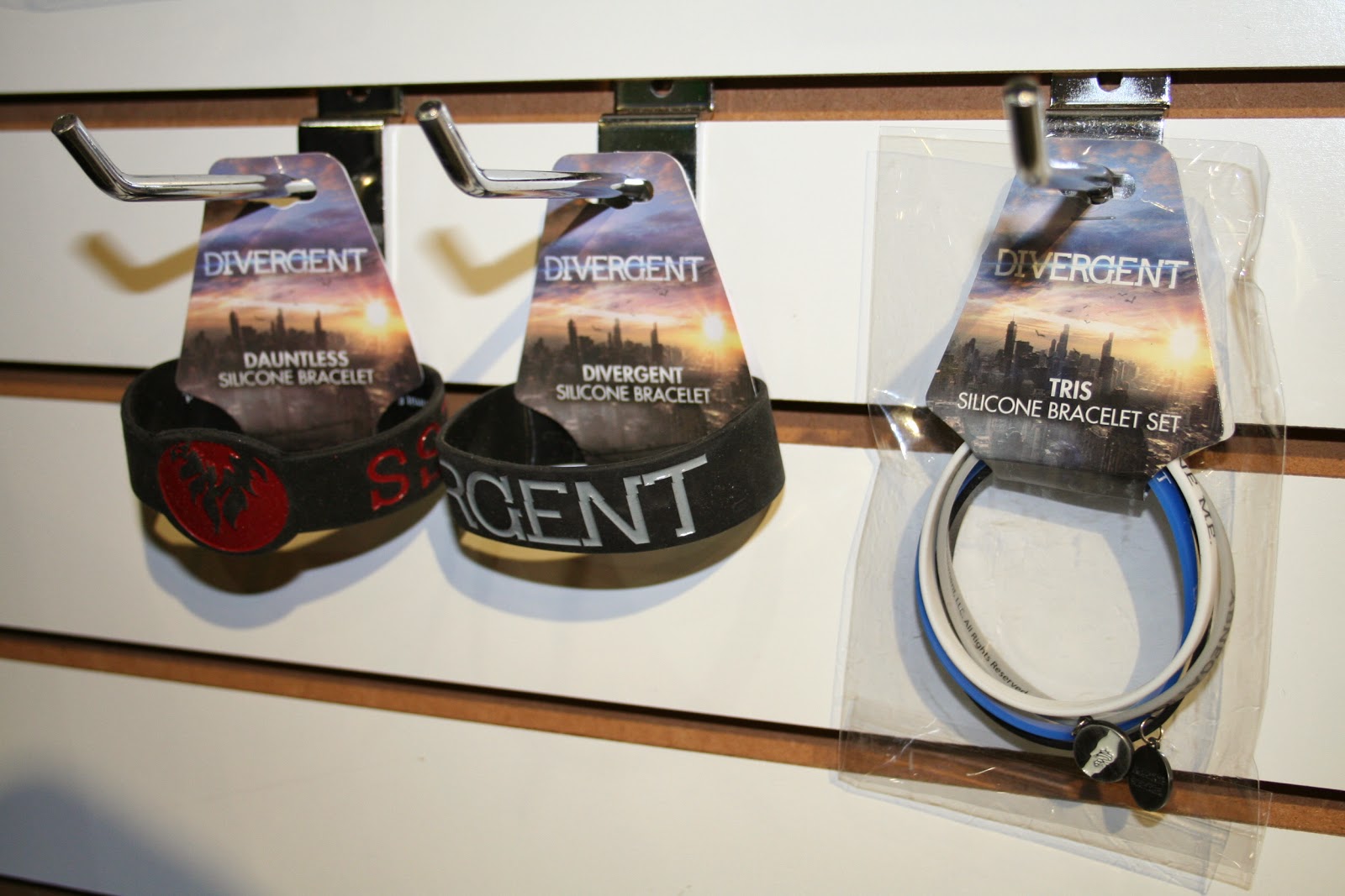 The Divergent Life: New DIVERGENT Merchandise by NECA Featured at 2014 ...