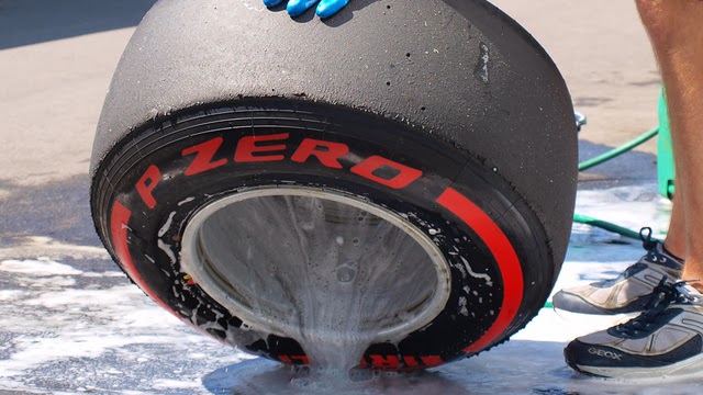 ANGELES EN LA CABEZA: LLANTAS EN UN F1: PARTE 2- GEOMETRÍAS Y MONTAJE