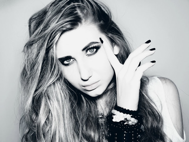 Teclye Christy News: Teclye Christy women for black and white.