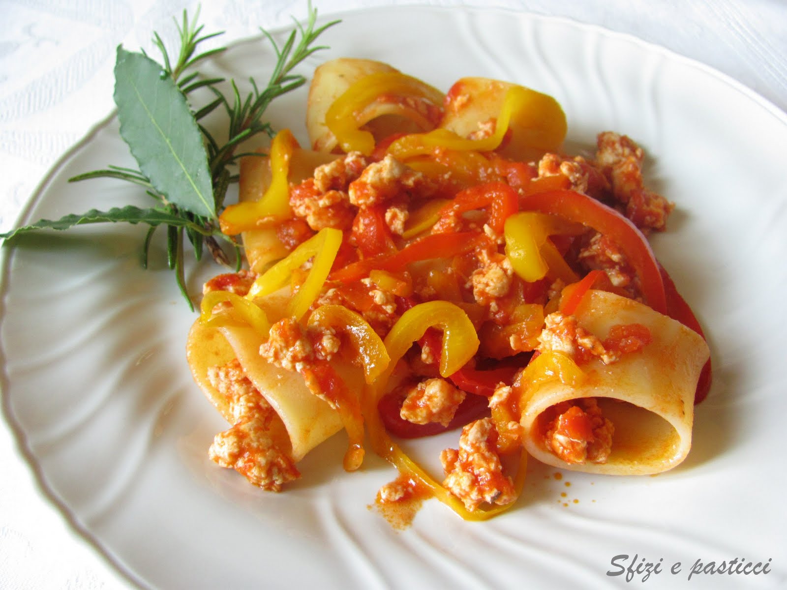 Sfizi e pasticci: Mezzi paccheri con pollo e peperoni