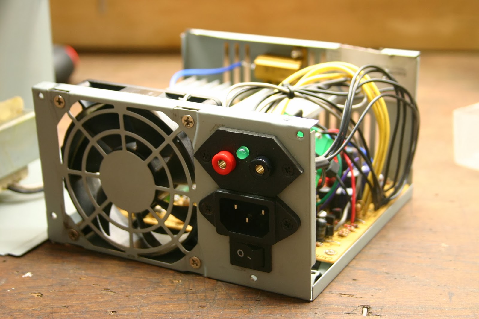 Pauls Werkstatt: Umbau eines ATX-Netzteils zum 12V-Netzteil