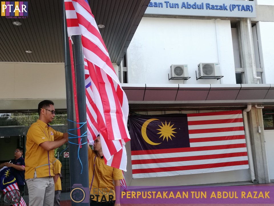 Gotong -Royong Pemasangan Bendera Semarakkan Semangat Kemerdekaan ...