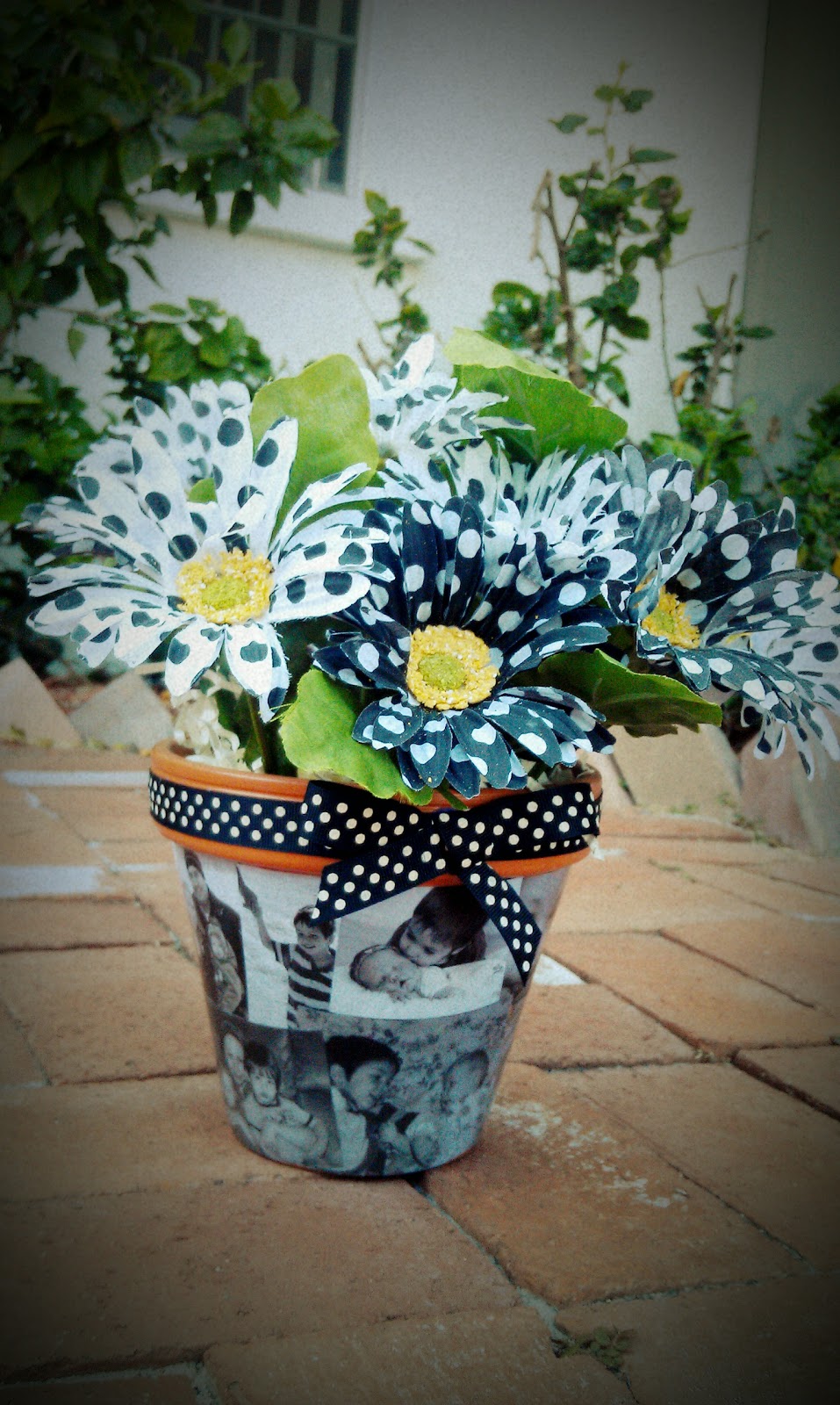Crafty Blonde Girl: Decopaged Flower Pot