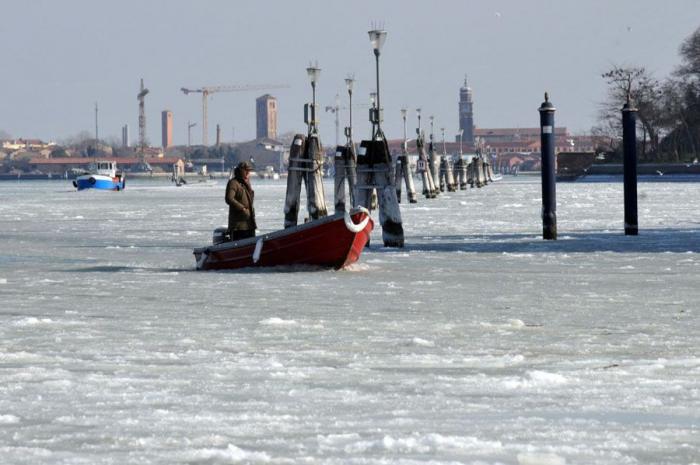 Images and Places, Pictures and Info: venice frozen water