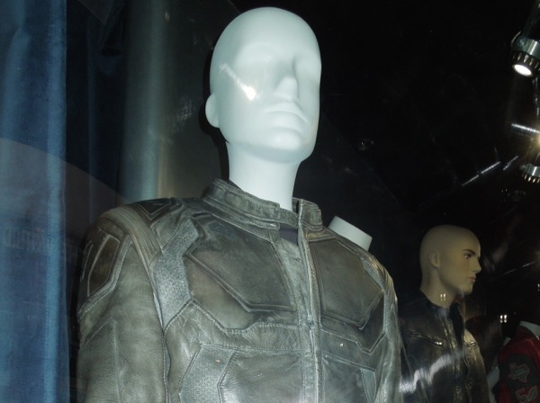 Hollywood Movie Costumes and Props: Tom Cruise's Oblivion costume and ...