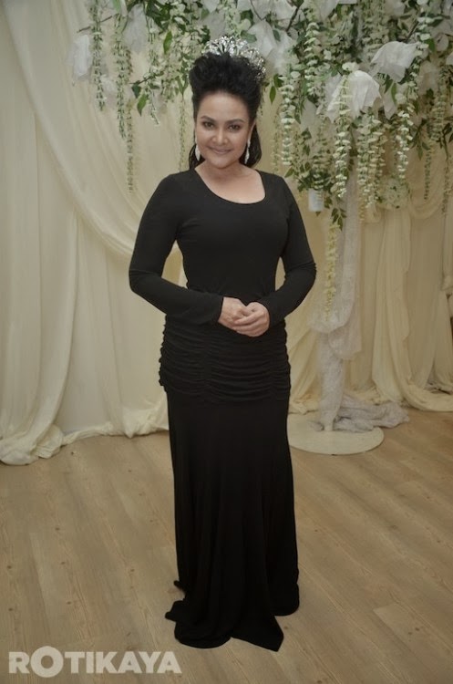 Raja Ema tampil lebih seksi dengan gaun hitam - Media CBS!