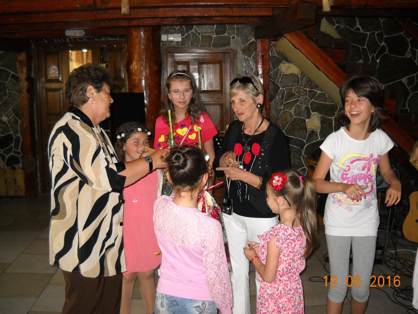 Sa lucram si sa ne distram impreuna: Cenaclul Pas cu Pas ureaza doamnei ...