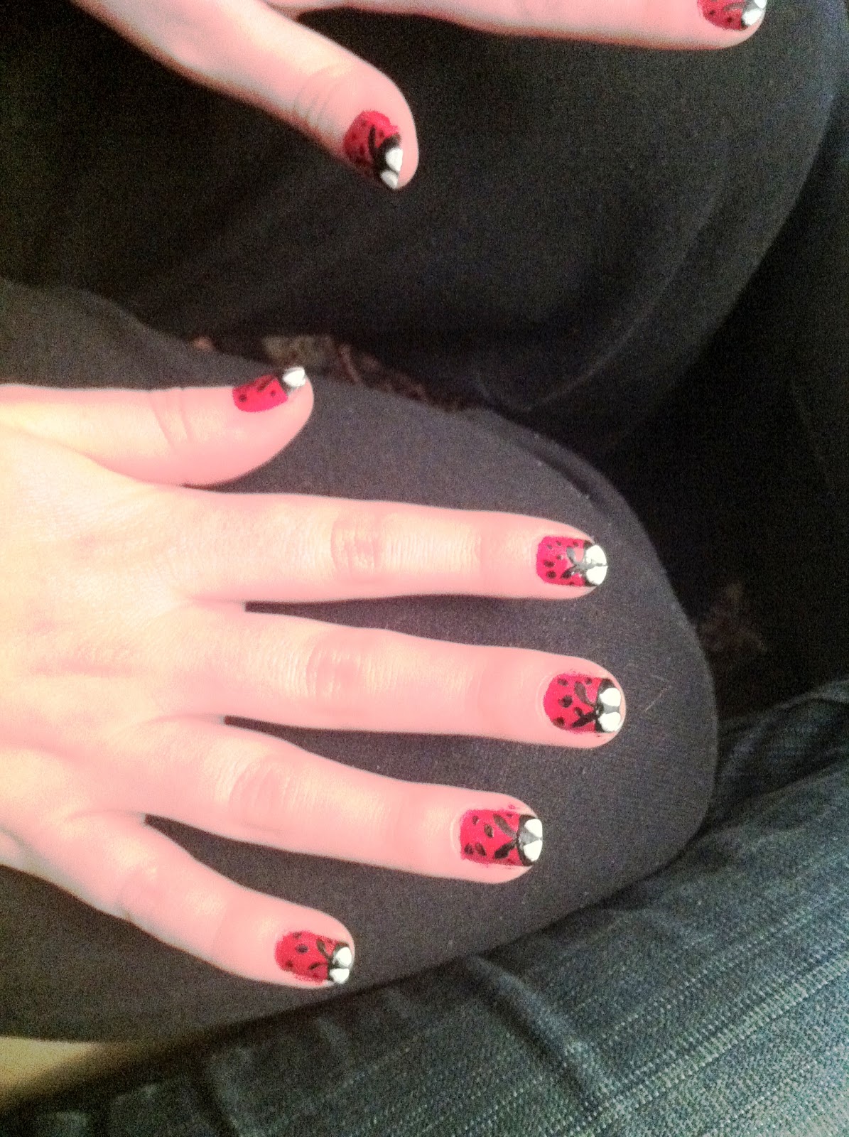 TazzMck Designs: Ladybug Nail Polish Tutorial