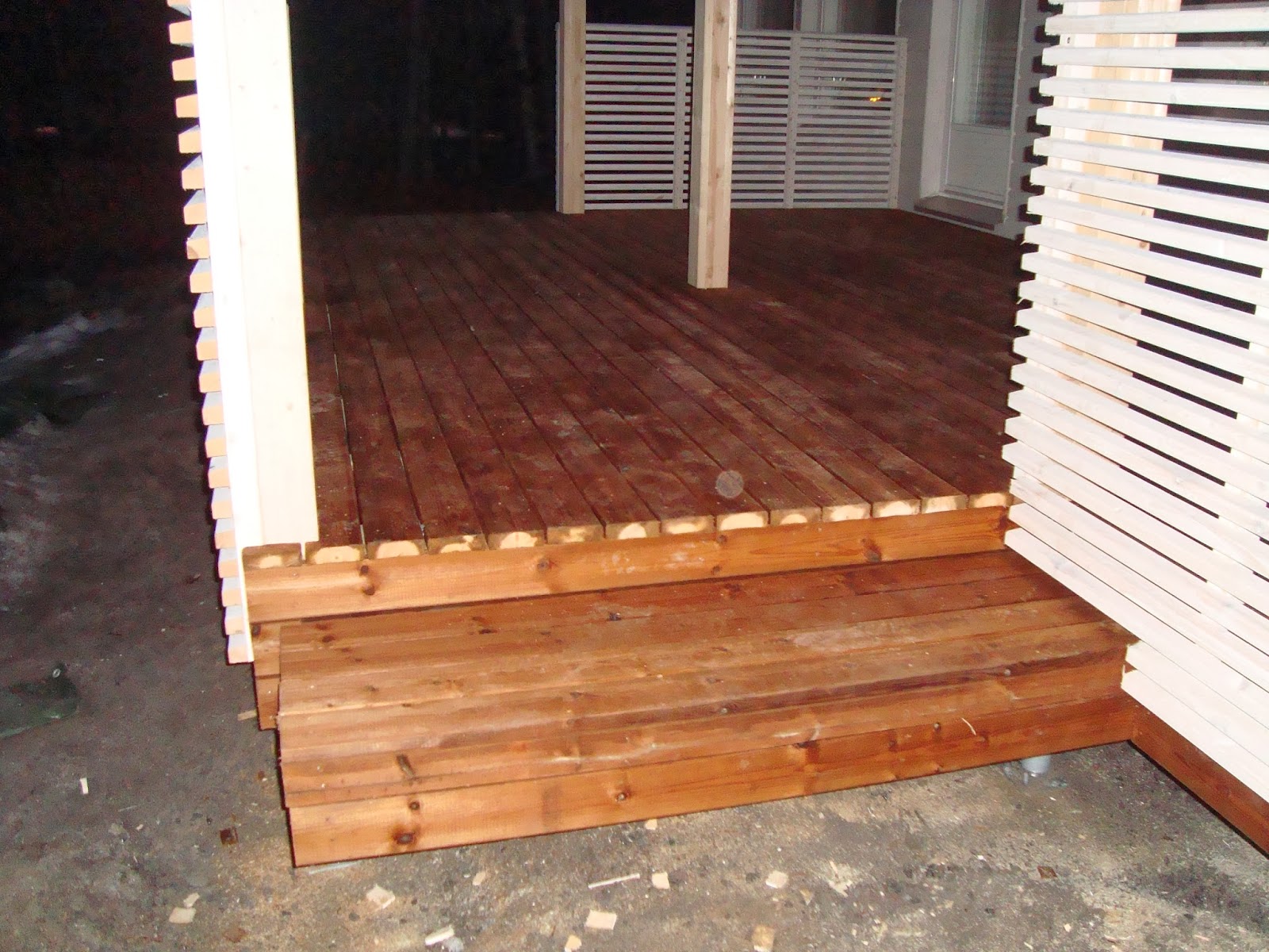 Villa Värri Hailuoto 163: Terassia, ilmastointiputkia ja roskalava