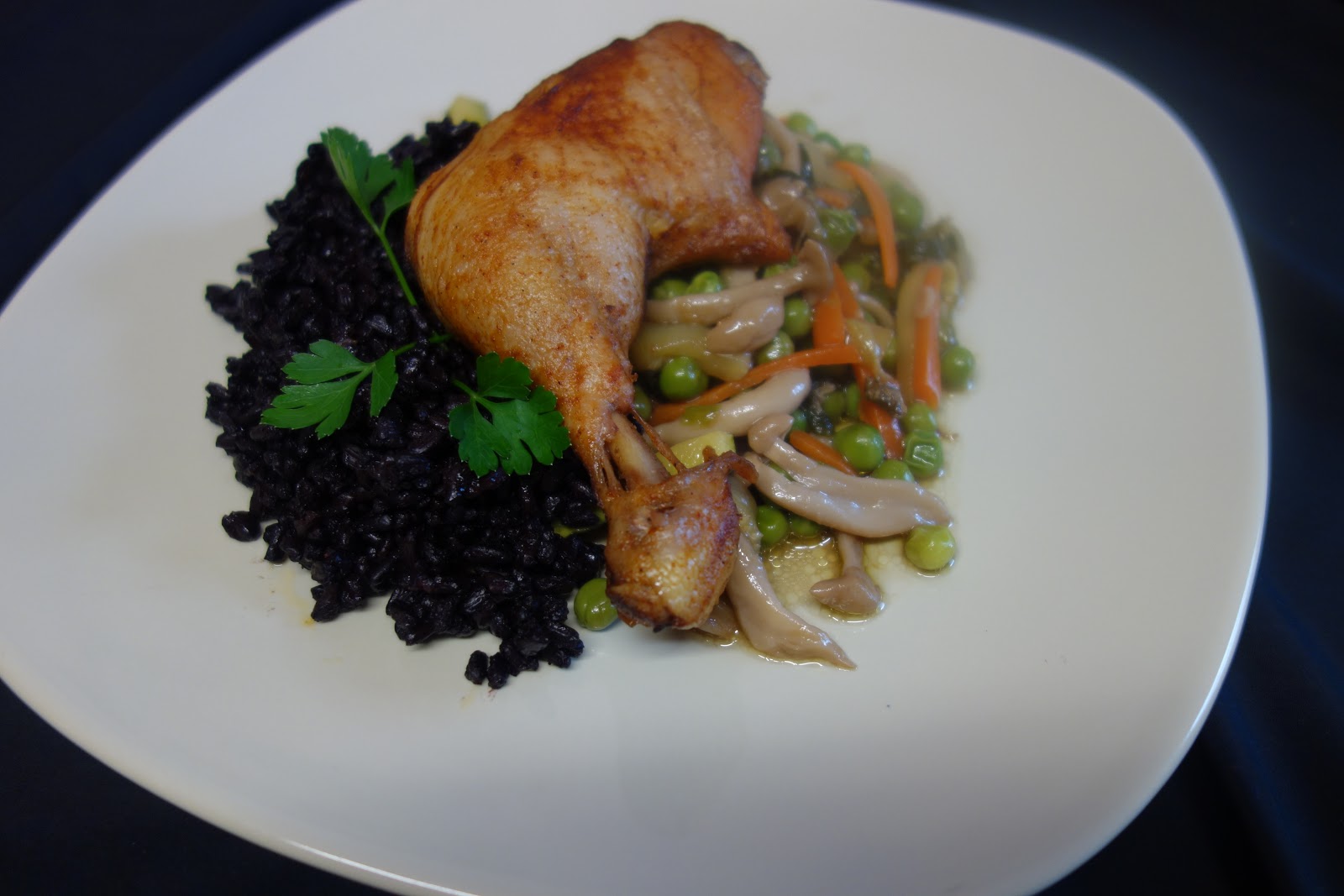 Pulpe de pui cu legume sotate si orez negru