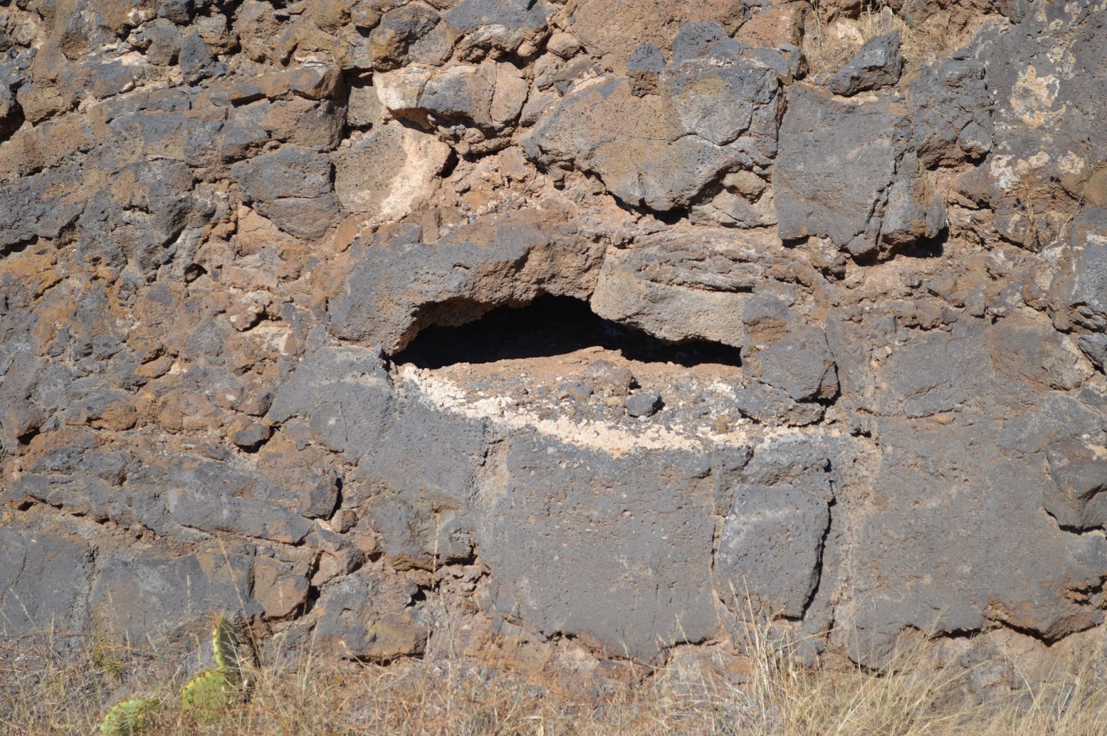 Mark Thomas - Geology: LAVA TUBES AND PITS