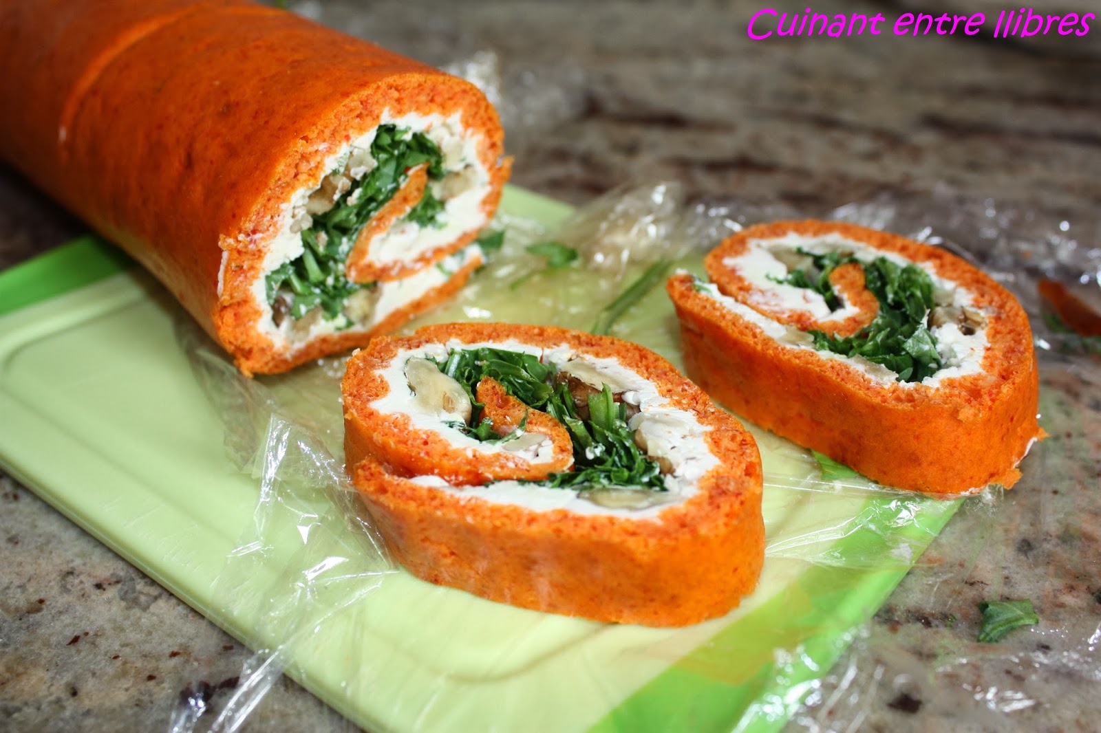 Cuinant entre llibres: Rotlle de piquillos farcit de formatge, nous i ruca