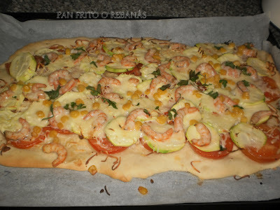 PAN FRITO O REBANÁS: PIZZA DE GAMBAS Y QUESO