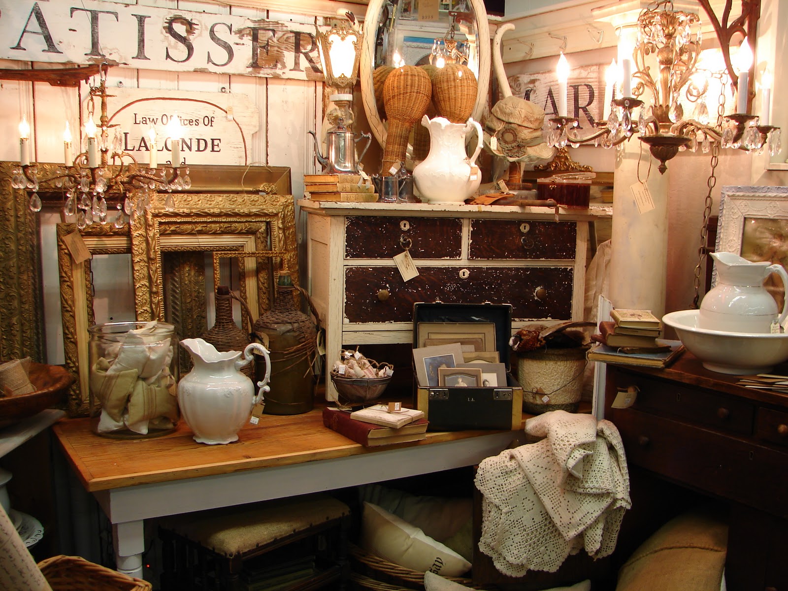 Monticello Antique Marketplace: Come in and look around...