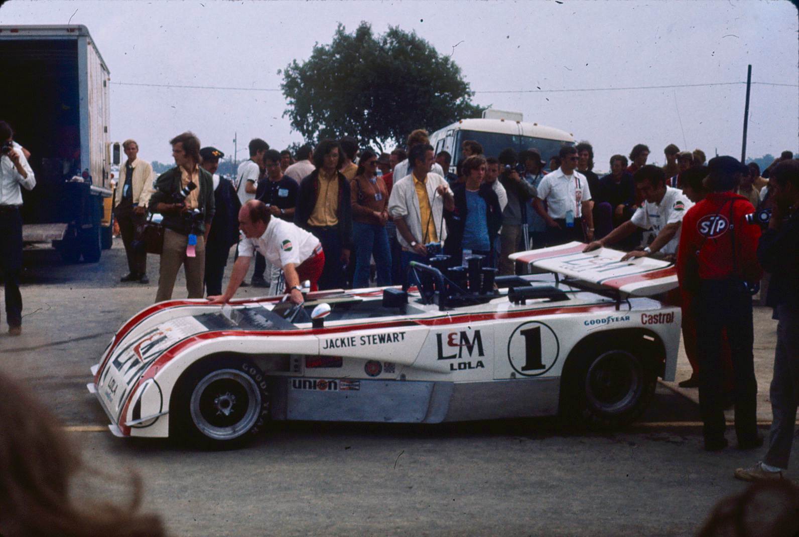 going over niagara paul's: LOLA T260 CAN AM CHEV 1971. JACKIE STEWART ...