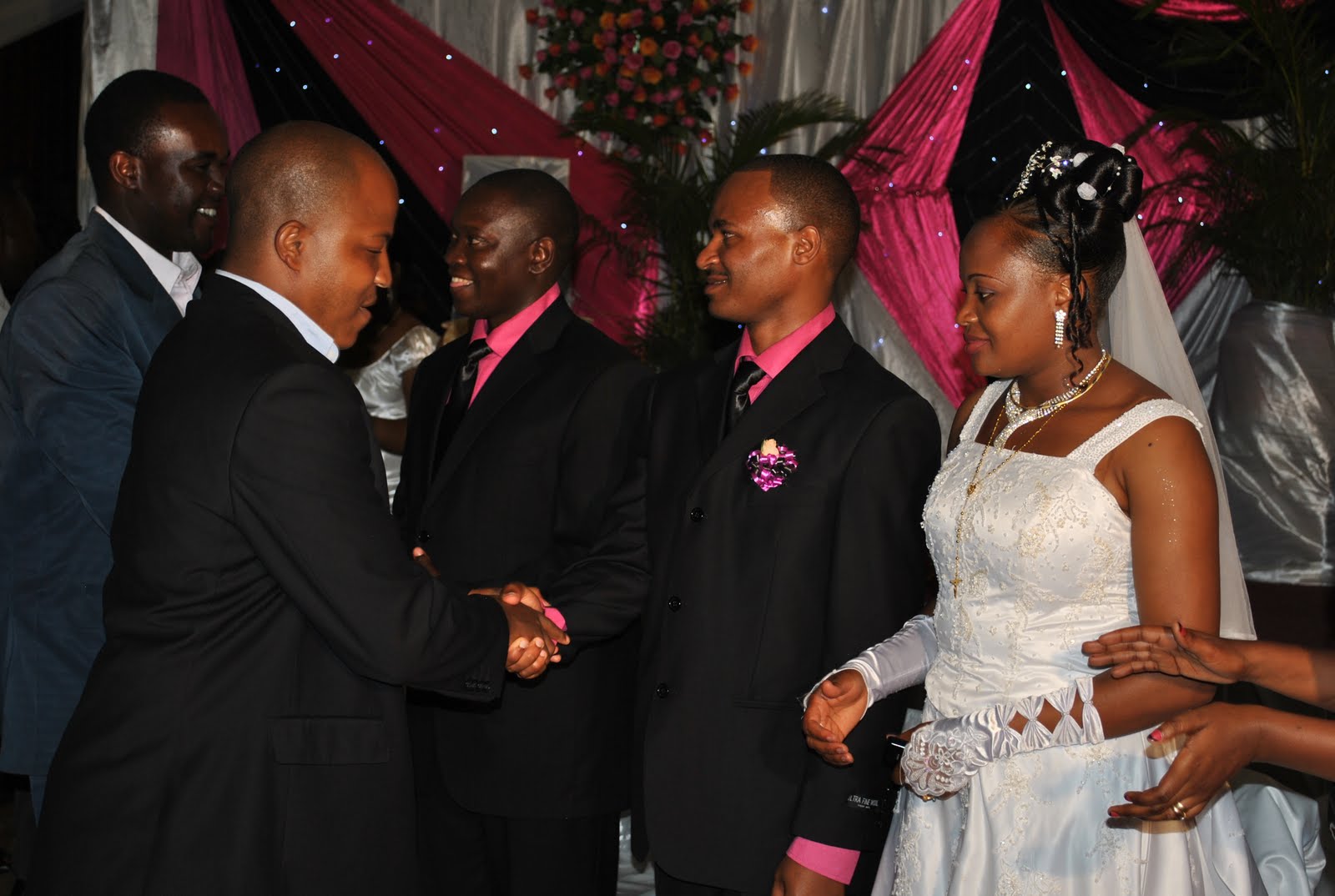 Picha na Matukio katika Sherehe Mbalimbali: Mkono wa Pongezi kwa Maharusi