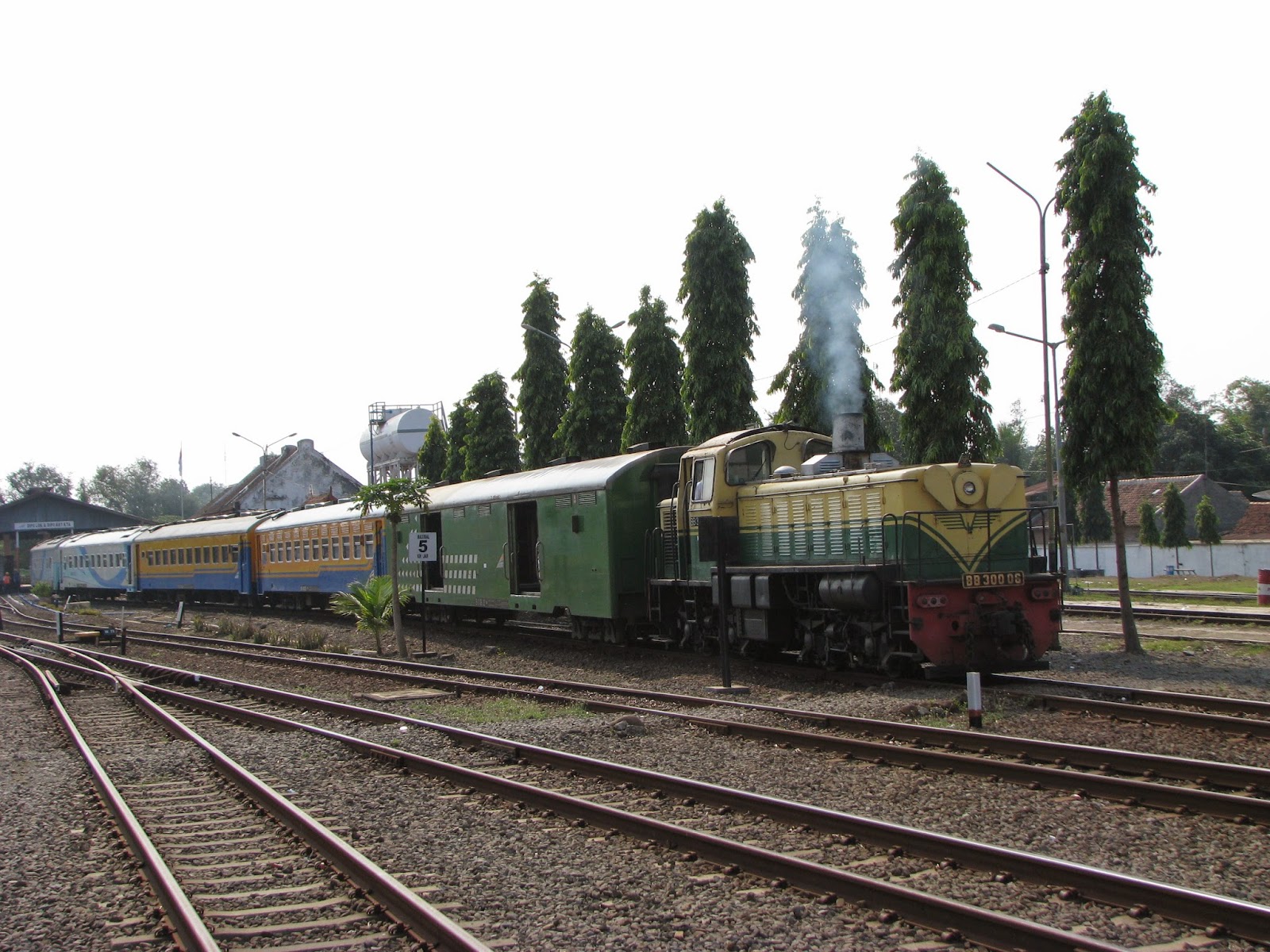 Kereta Api Indonesia: Lokomotif Seri BB300 58 01 Melangsir Rangkaian ...