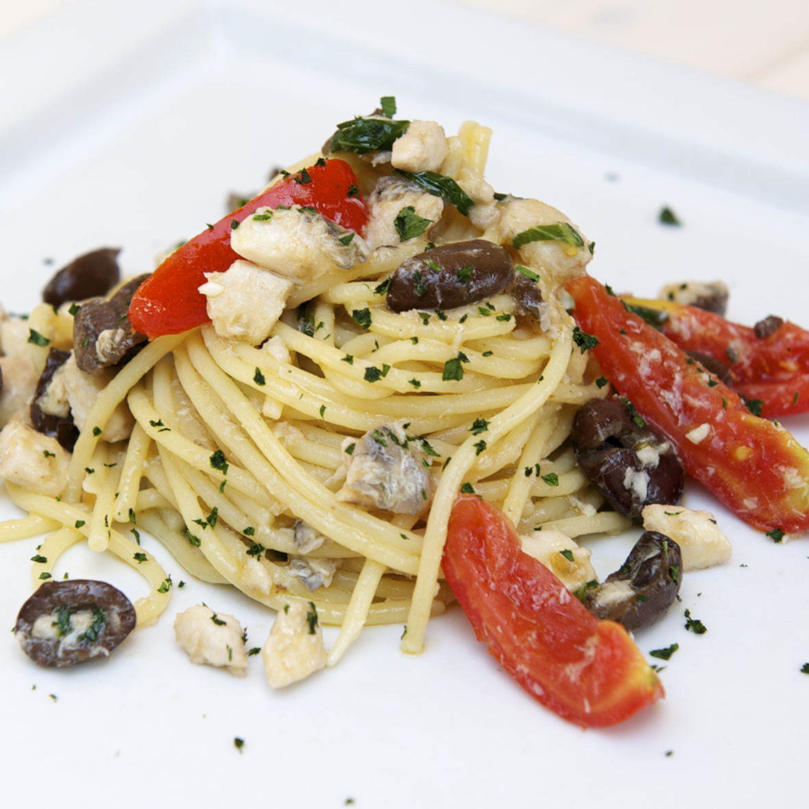 amici a cena: Spaghetti con pesce sciabola e olive di Gaeta