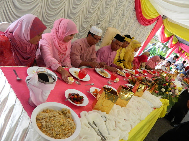 My Life & My Loves ::.: Makan Beradab & Potong Kek