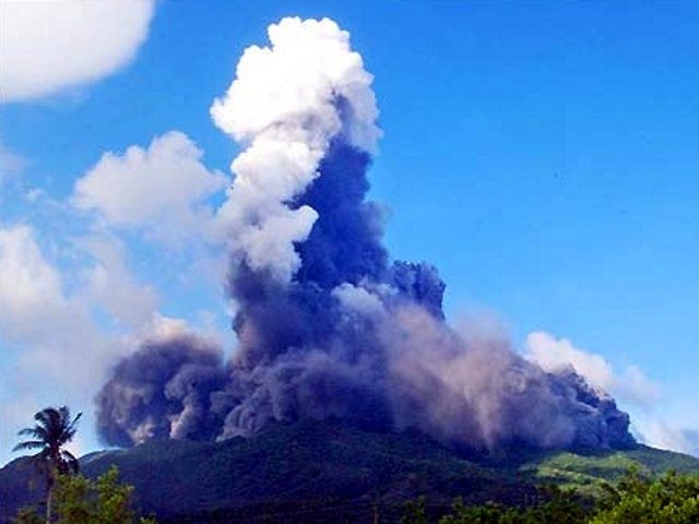 The Big Wobble : Bulusan volcano, Philippines eruption 2km high