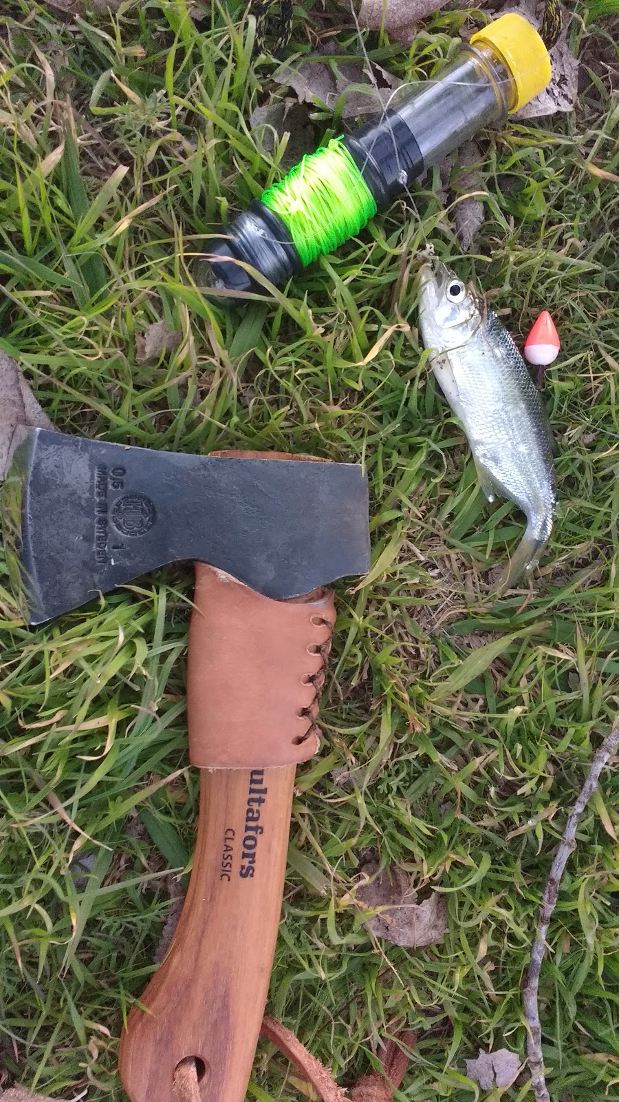 LAS ANDANZAS DE VIKINGO: Finalmente lo hice Hobo Fishing Kit Bushcraft.