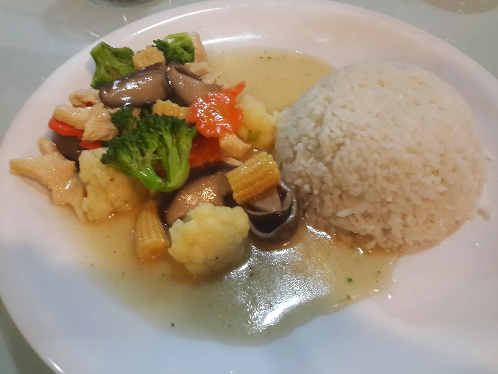 Interesting Corner of Me : Labuan Airport: S2 Café – White Furniture Cafe