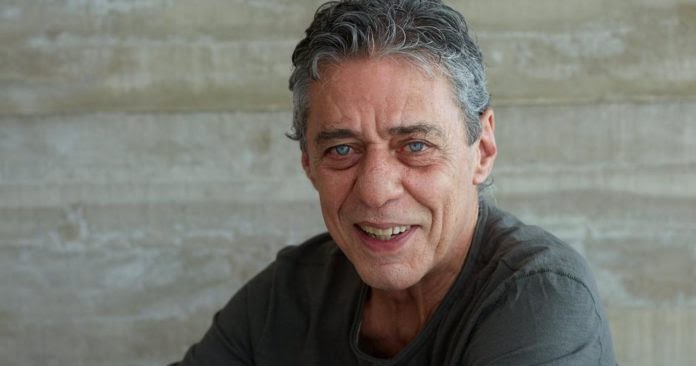 Chico Buarque vence prêmio literário na França