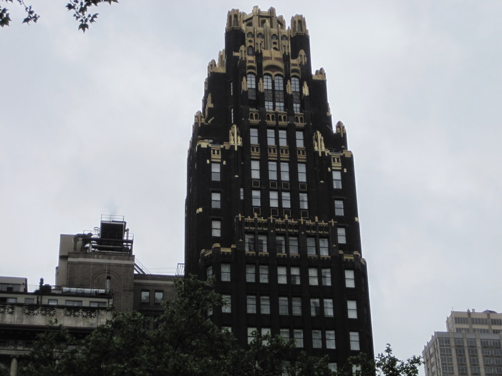 Skyscraper old and new: American Radiator Building