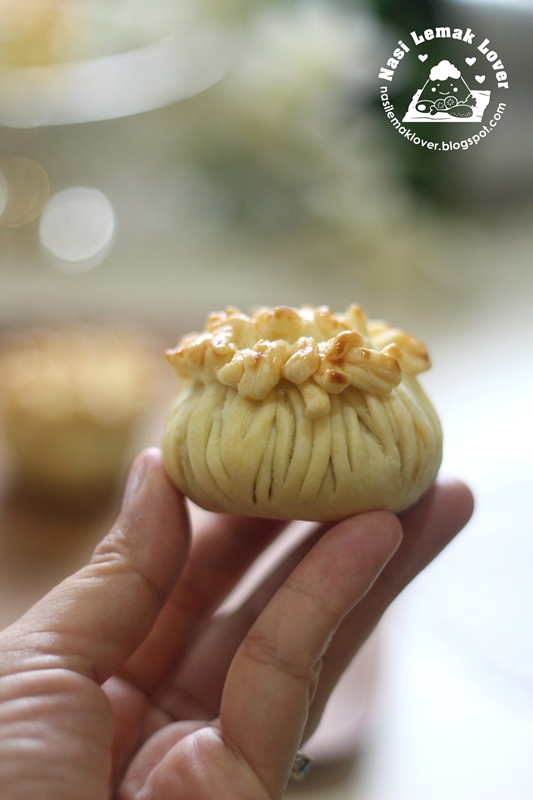 Nasi Lemak Lover: Hydrangea Egg Yolk Flaky Mooncake 绣球蛋黄酥