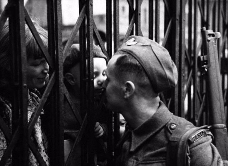 31 Amazing Pictures That Capture Emotional Moments Of Soldiers And