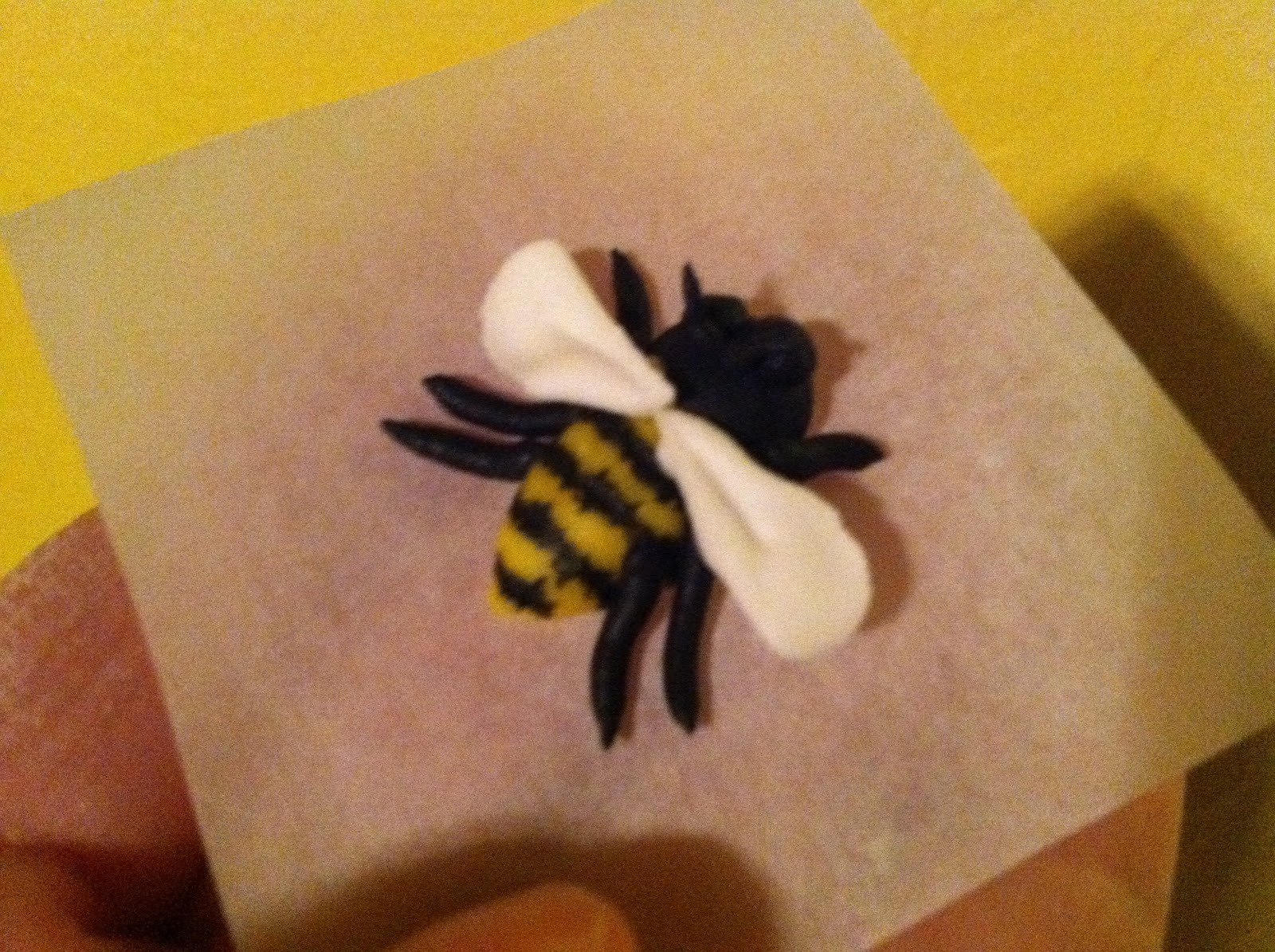 The Iced Queen: Royal Icing Bees