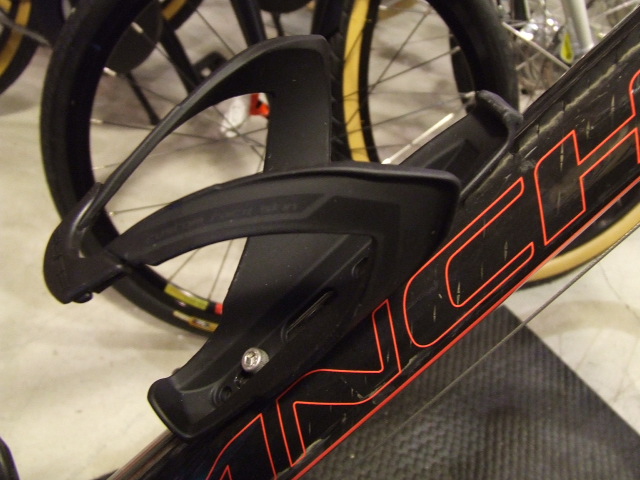 avelo Bicycle shop | アヴェロ バイシクル ショップ 浦和: ELITE Custom Race Skin エリート ボトルケージ