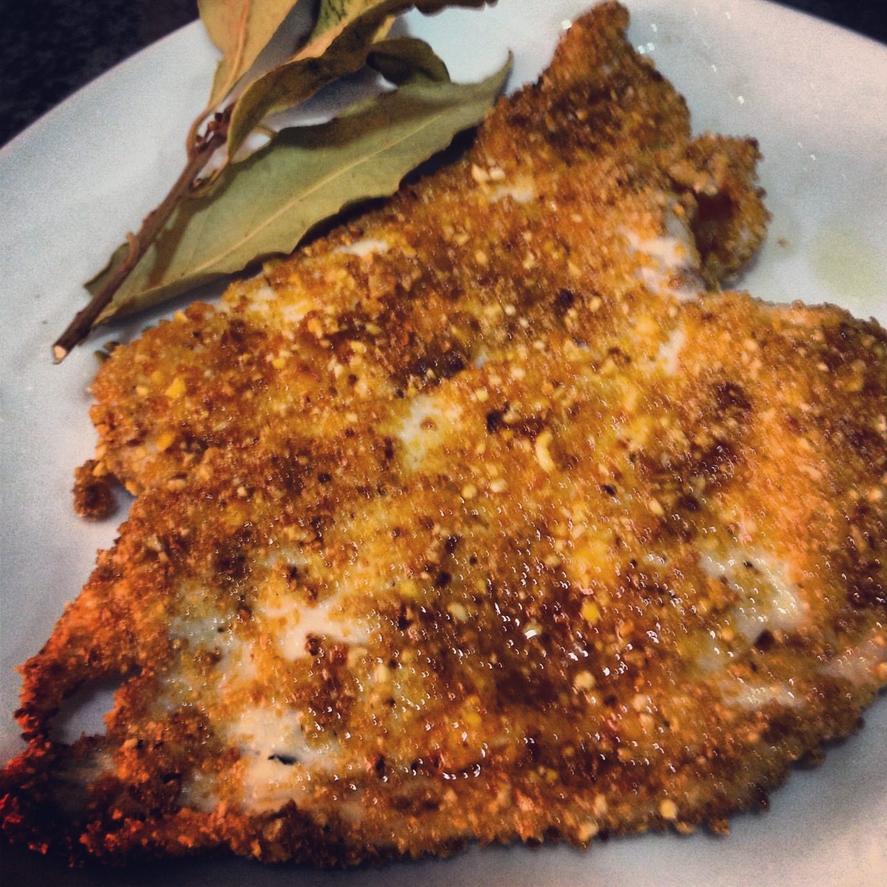 En plato plano: Pechuga de pollo rebozada con maíz tostado