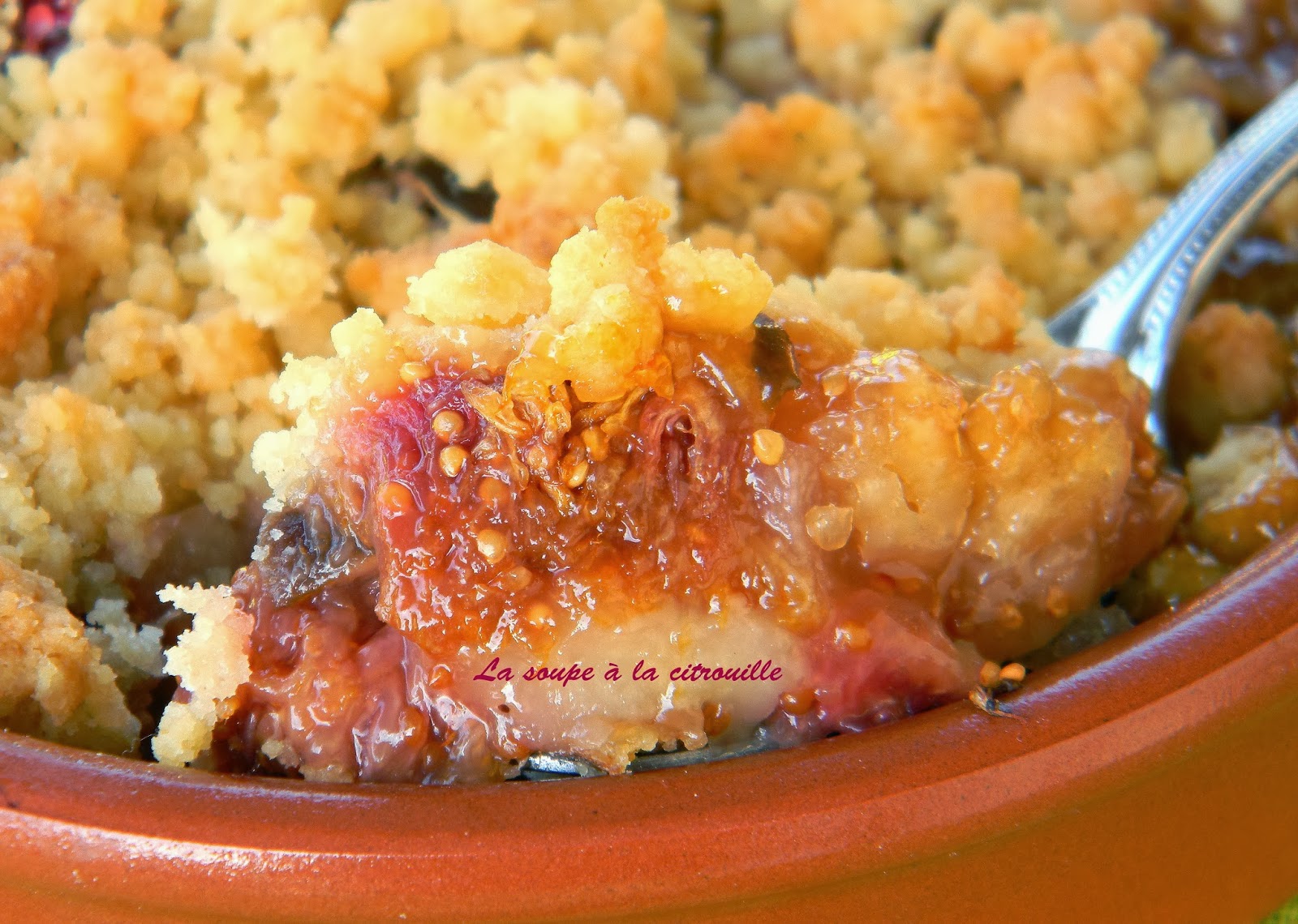 La soupe à la citrouille: Crumble figues et poires au miel et baies roses