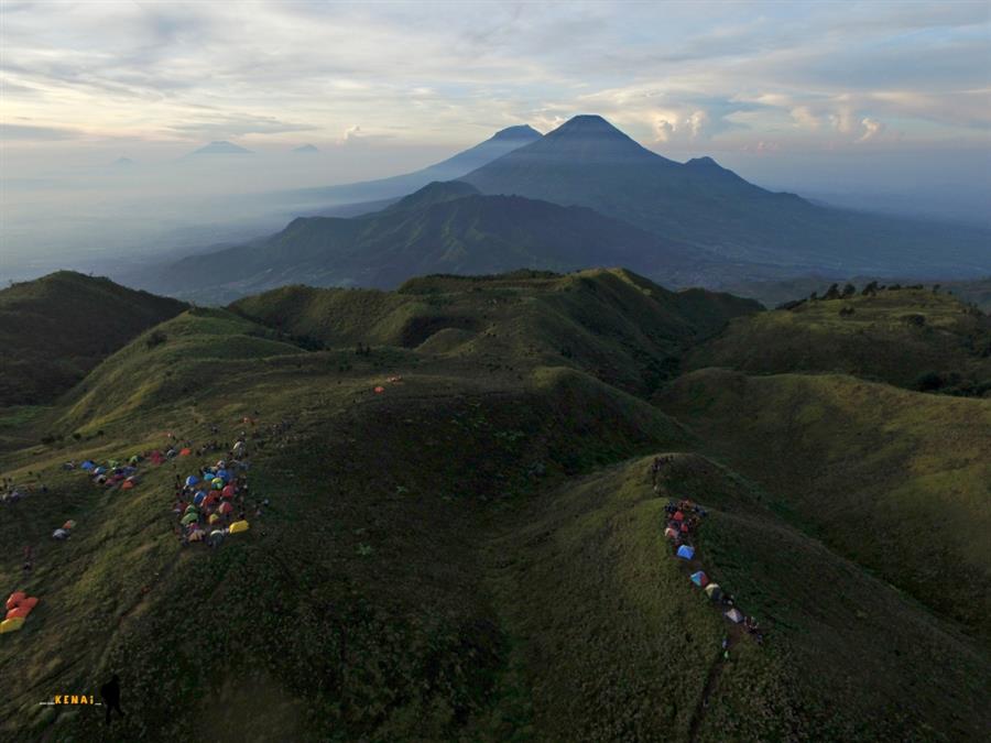 Sunrise di Prau dan Turun Gunung via Jalur Dieng - Jalan-Jalan KeNai