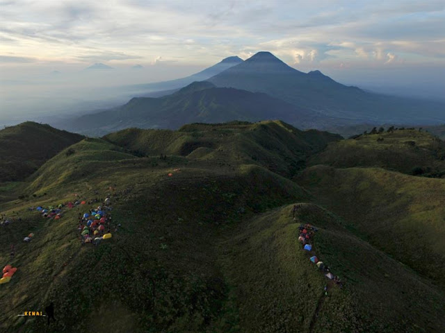 Mengungkap Keindahan Memukau Sunrise Prau via Jalur Dieng: Perjalanan ...