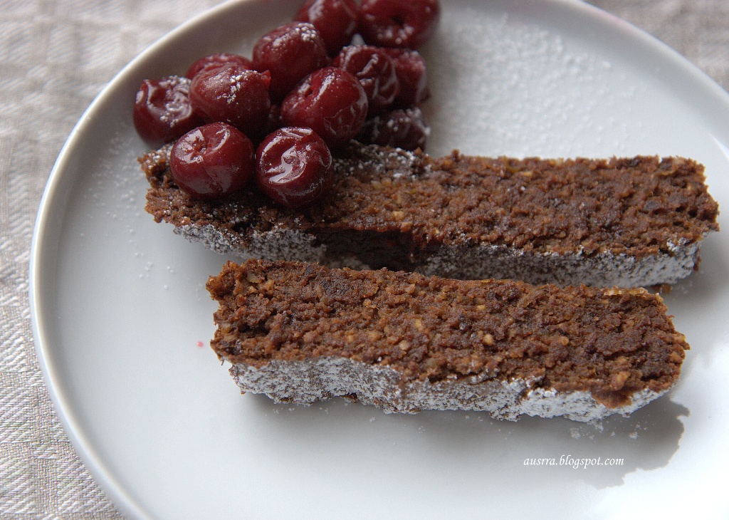 Tarp vėjo gūsių: ŠOKOLADINIS RIEŠUTŲ IR DATULIŲ PYRAGAS...