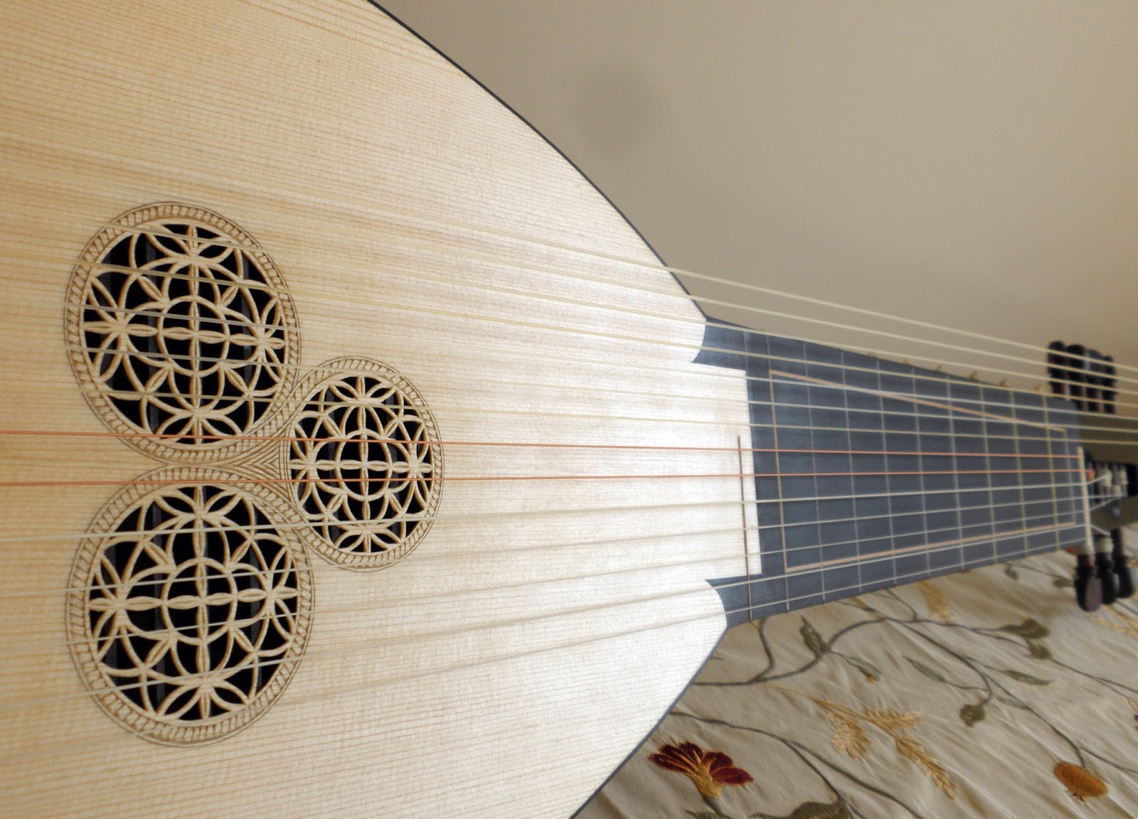 Buying a Lute: Theorbo, Chitarroni and Archlutes