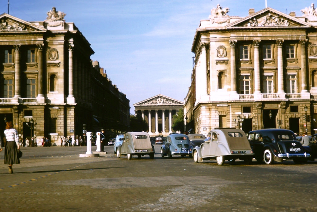 42 Color Snapshots That Document Street Scenes of Paris in 1950 ...