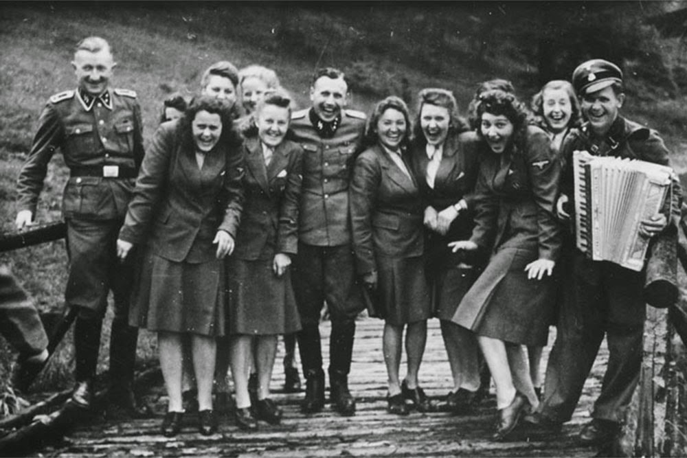 Laughing at Auschwitz: Rare and Leisure Photographs of the ...