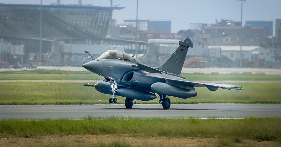 DEFENSE STUDIES: French Rafale Landing in Vietnam