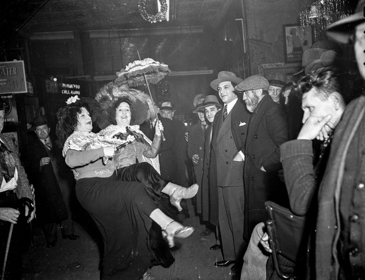 25 Amazing Photographs Documented Everyday Life at the "Alcoholic Haven ...