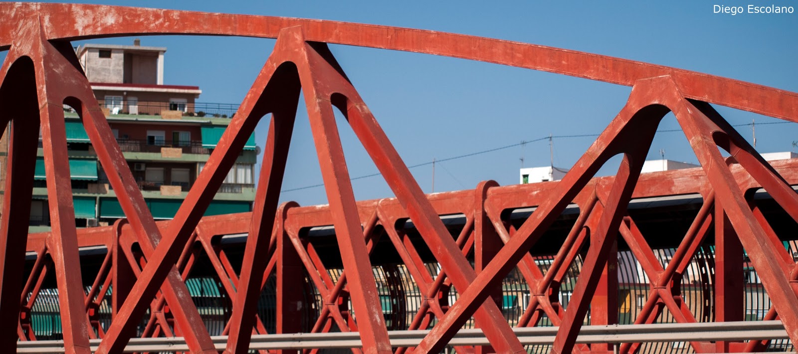 Vuelve a mirarlo: El Puente Rojo