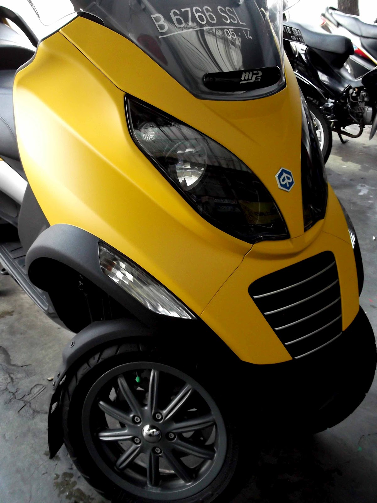 anti theory design: PIAGGIO MP3 YELLOW WRAPP