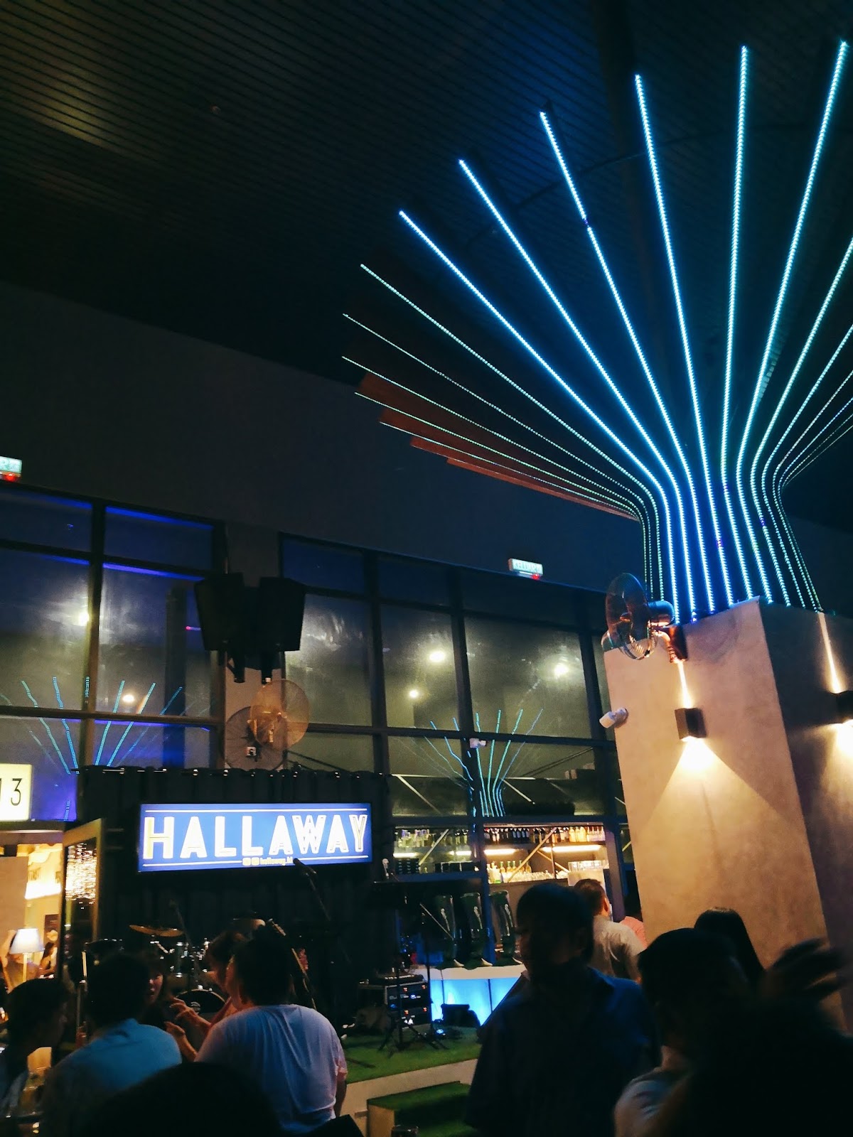 Hallaway KL - 俯瞰KL夜景的空中餐厅 | 有 Liveband | 却是平民价格？！😍 - Charlotte Kong