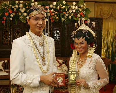 OmahNdalemJengWening: Java Traditional Wedding Ceremony