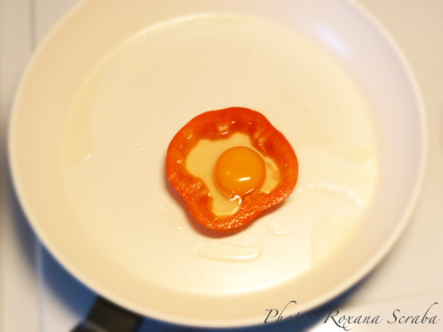 Bunatati din bucataria mea: Mic dejun cu oua prajite in rondea de ardei
