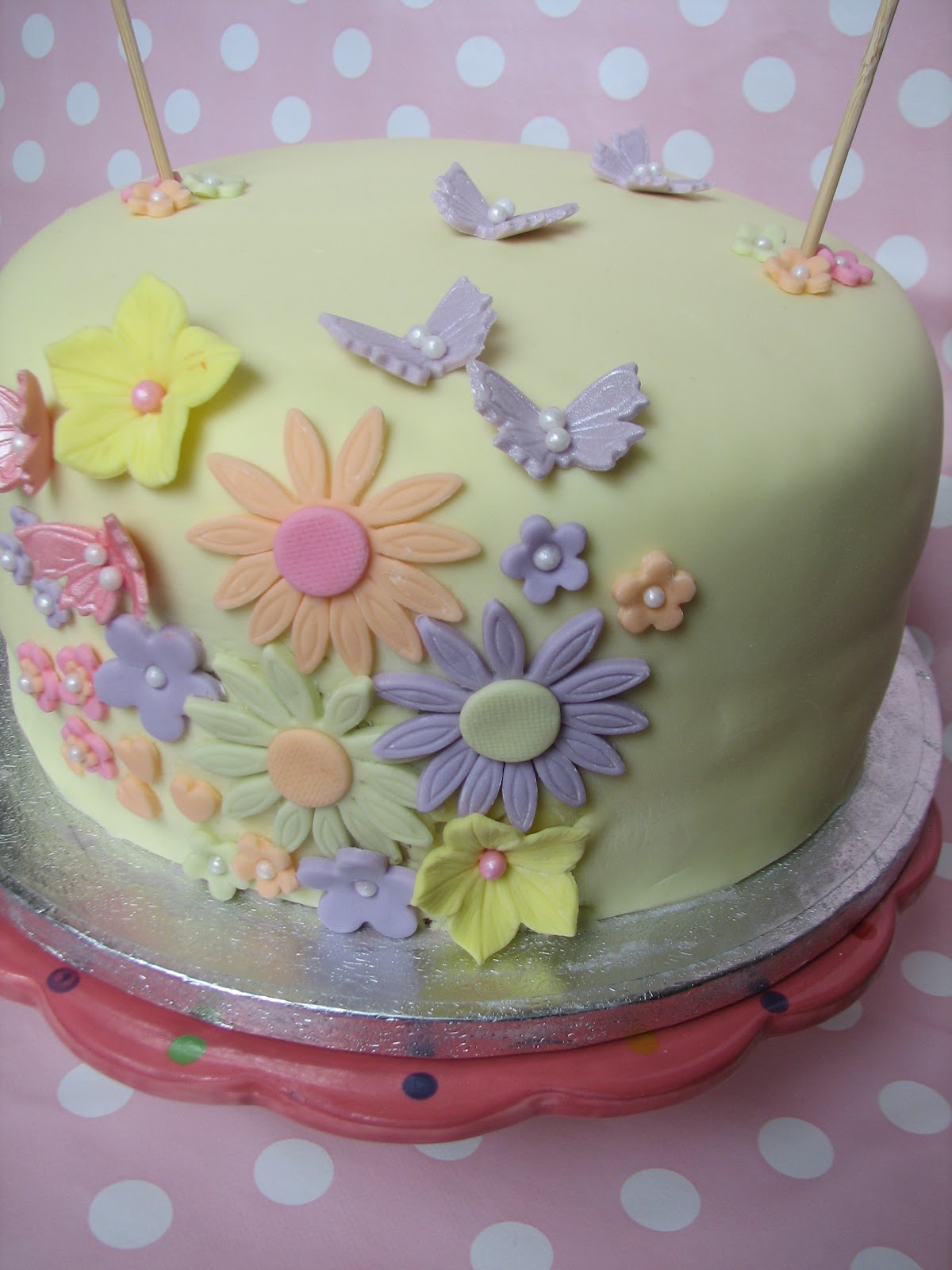 Miss Cakeaholic: My whereabouts and bunting cake