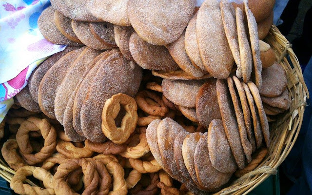 Jaime Ramos Méndez: Canasta con pan de Chilchota en el mercado de ...