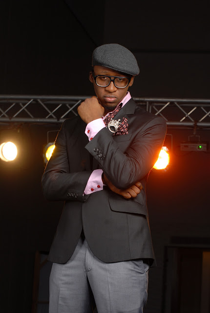 Welcome to NikkyNaz Blog : NIGERIAN SINGER BEZ SHOWS HE IS AN EXPERT KISSER